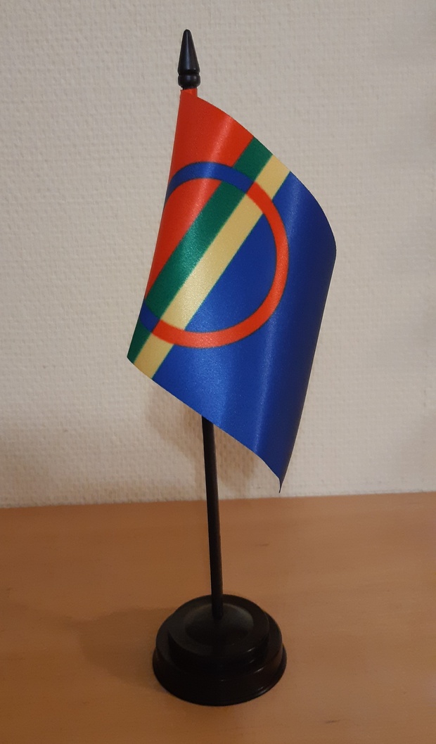 SAMISK HANDFLAGGA, KÖP SAMISKA PREMIUM HANDFLAGGOR 15X10CM