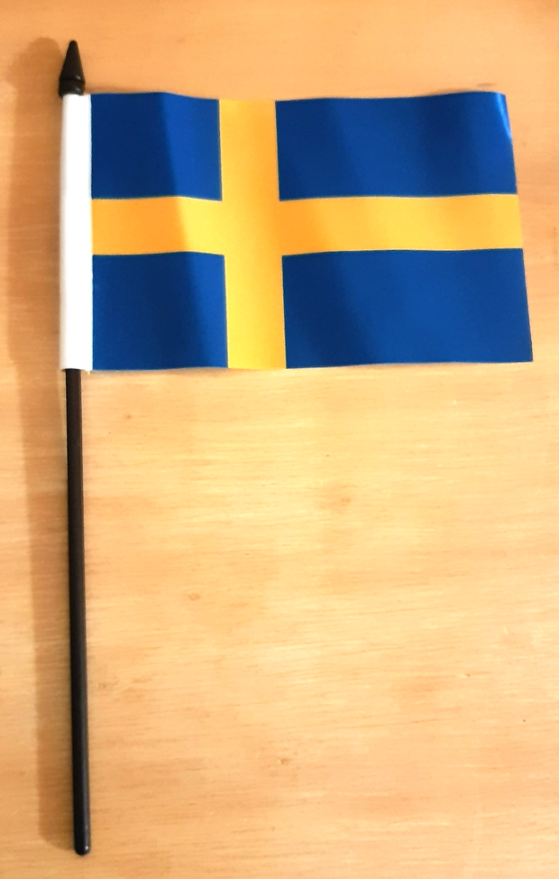 SVERIGE PREMIUM HANDFLAGGA, KÖP SVENSKA SATIN HANDFLAGGOR 15X10CM