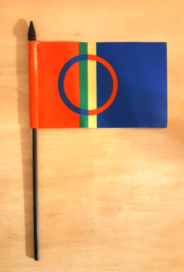 SAMISK HANDFLAGGA, KÖP SAMISKA PREMIUM HANDFLAGGOR 15X10CM